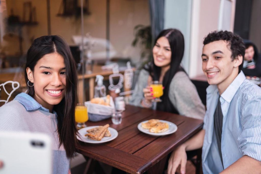 Cosa fare quando ti senti il terzo incomodo - Short Skin